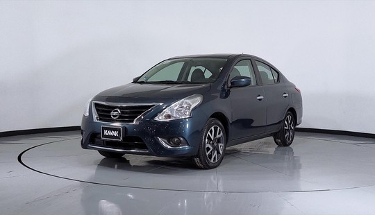 Nissan Versa azul | Kavak